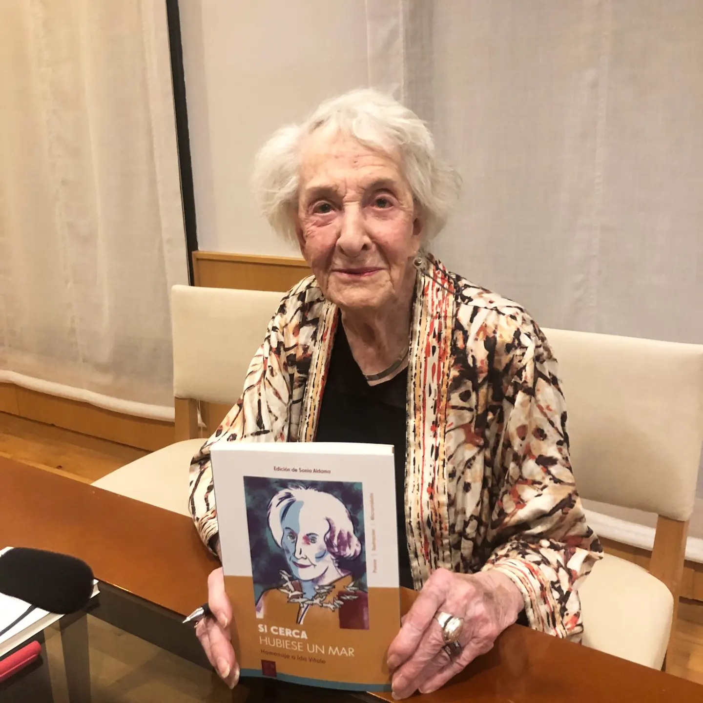 Entregamos a Ida Vitale la antología Si cerca hubiese un mar ...